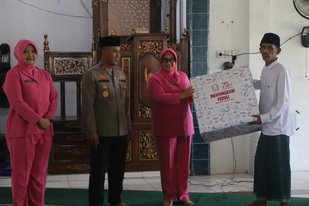 HUT Bhayangkara ke-79, Kapolda Bengkulu dan Ketua Bhayangkari Gelar Jumat Curhat dan Berkah